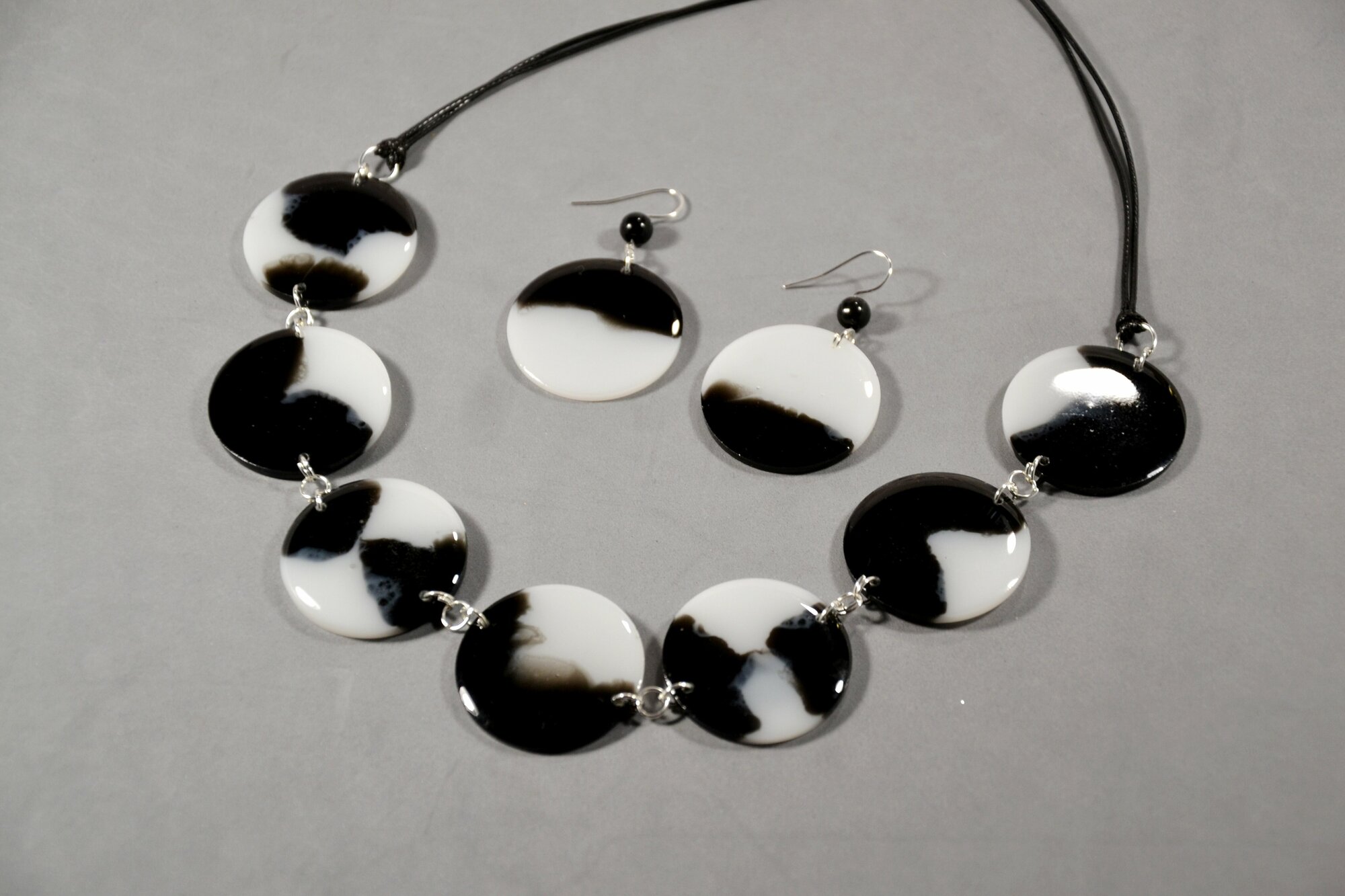 Комплект бижутерии: колье, серьги