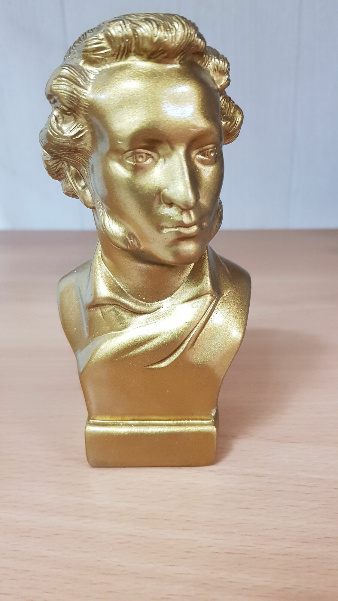 Бюст А. С. Пушкин, 14х7,5х6,5см, гипс и лаковое покрытие, золото
