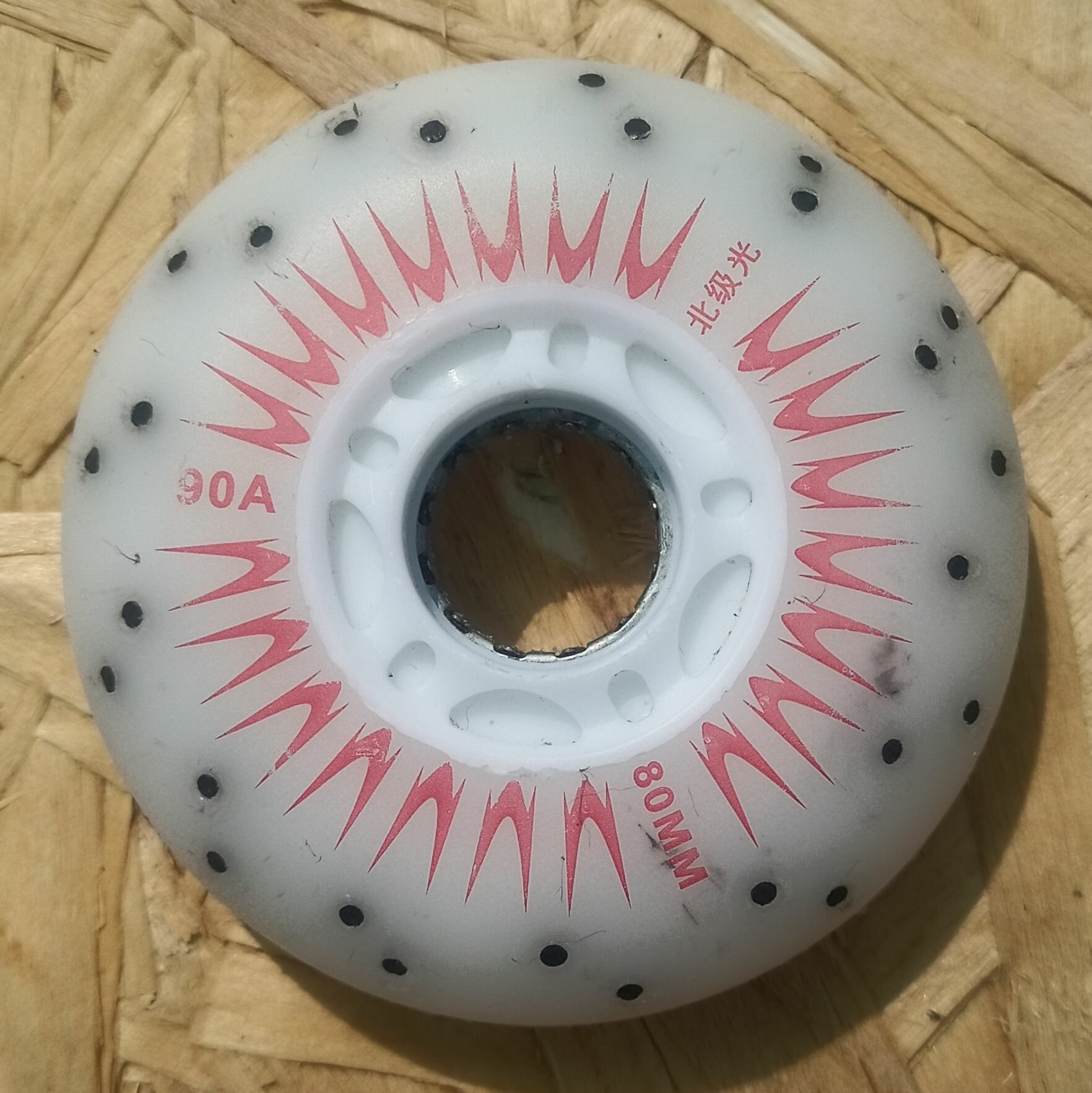 Колеса светящиеся красным и искрящие 80мм (4 шт.) 85а жесткость, 50 кремниевых вставок.