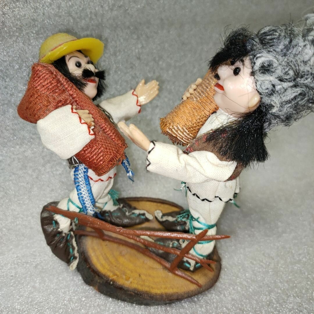 Кукла сувенирная винтажная "Два гуцула"