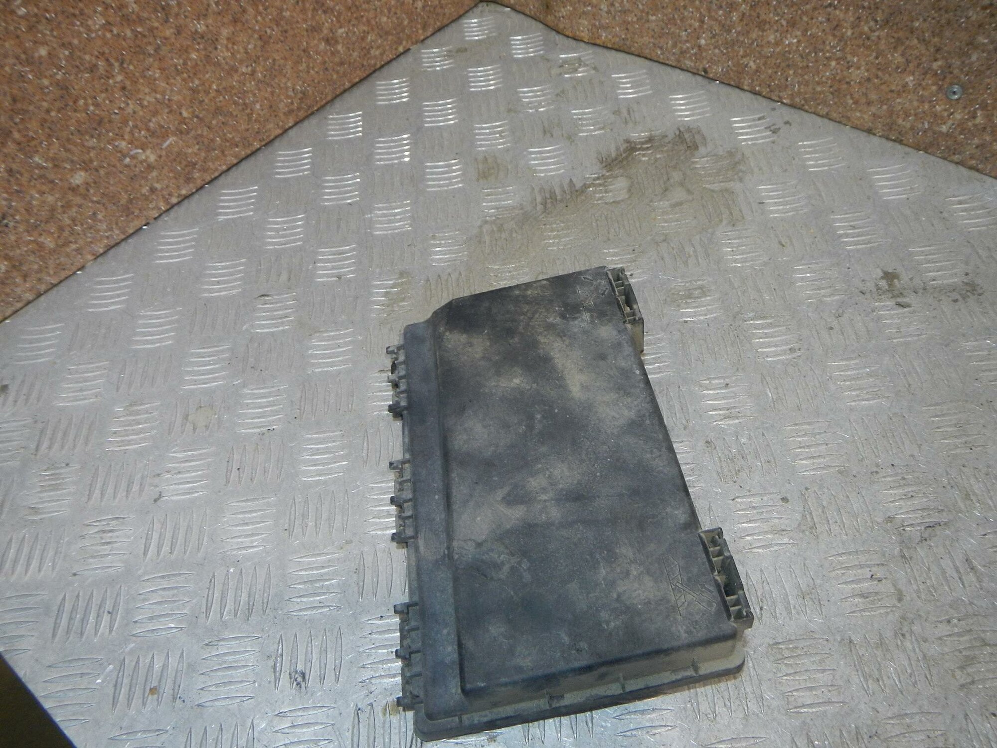 Б/У Крышка блока предохранителей, Opel (Опель)-ASTRA H (04-) OPEL ASTRA H (04-) Сломано 1 крепление. 433628 GENERAL MOTO...