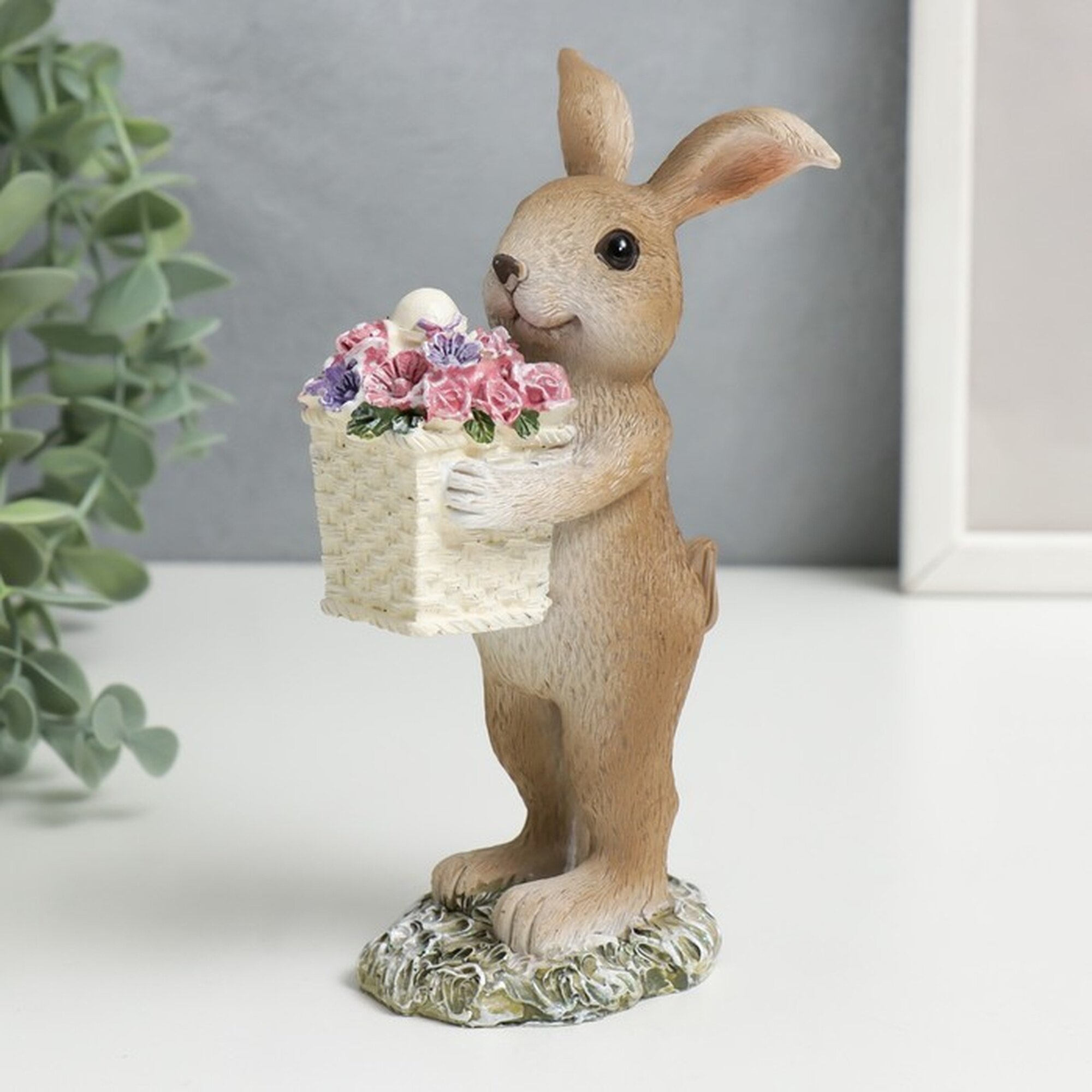 Фигурка Сима-ленд «Зайчик с корзиной цветов», полистоун, бежевая, 15x7x8 см