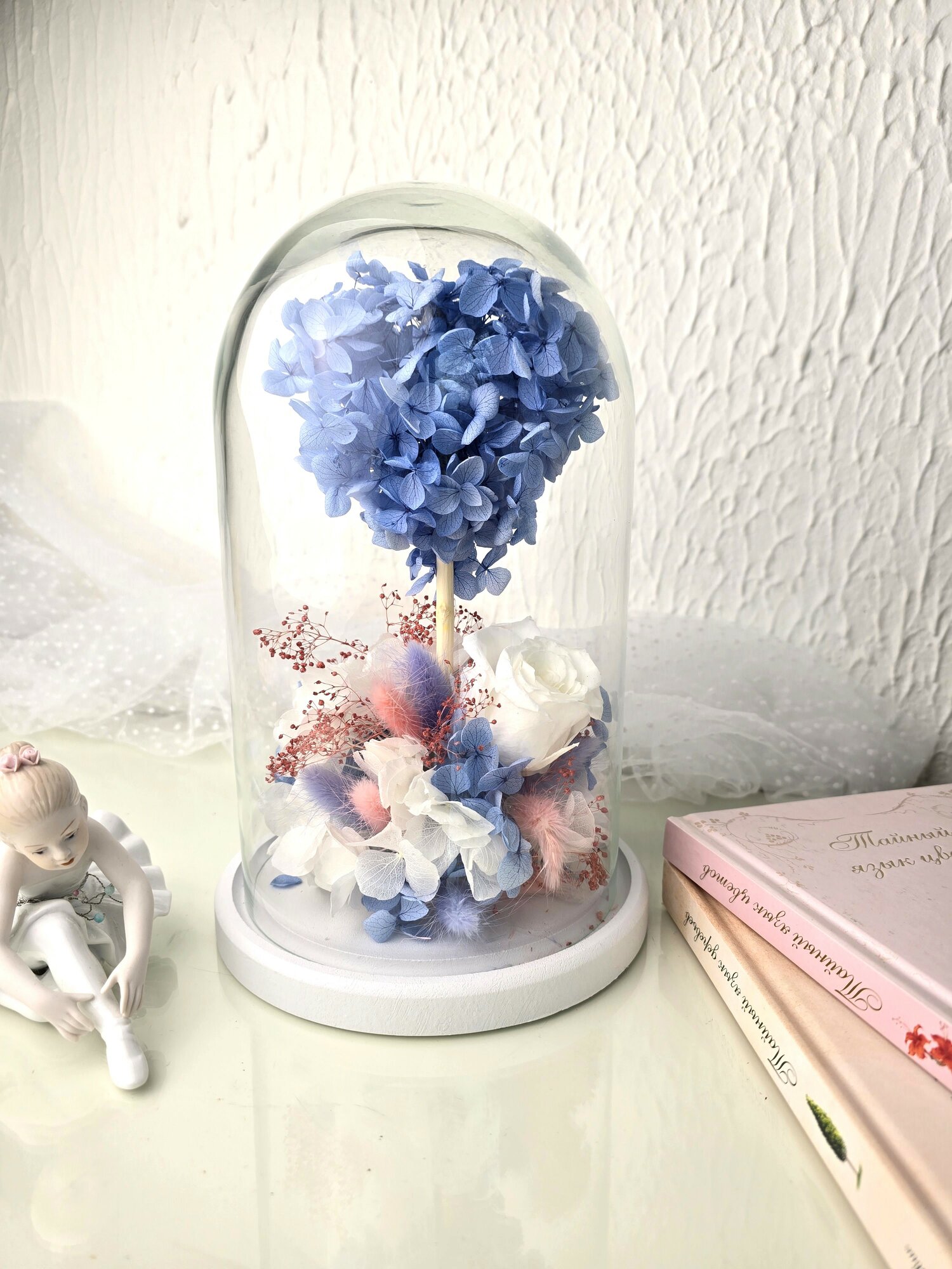 Композиция "Глубокое сердце" из сухоцветов и живых стабилизированных роз в колбе