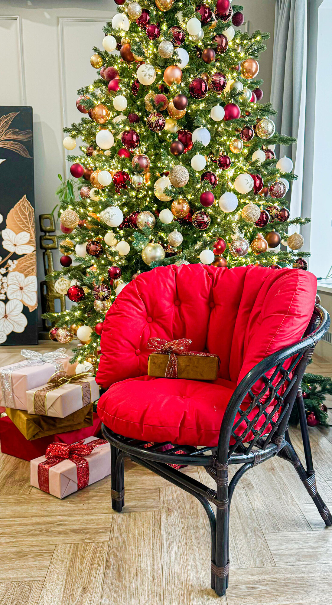 Кресло из натурального ротанга с большой красной подушкой Багама, цвет темно-коричневый