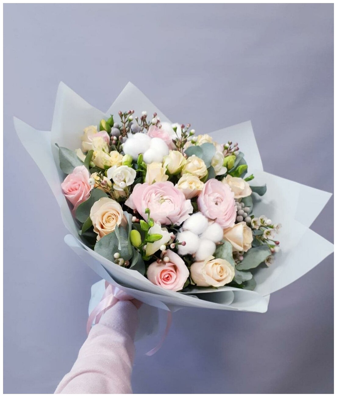 Букет с ранункулюсами и розами