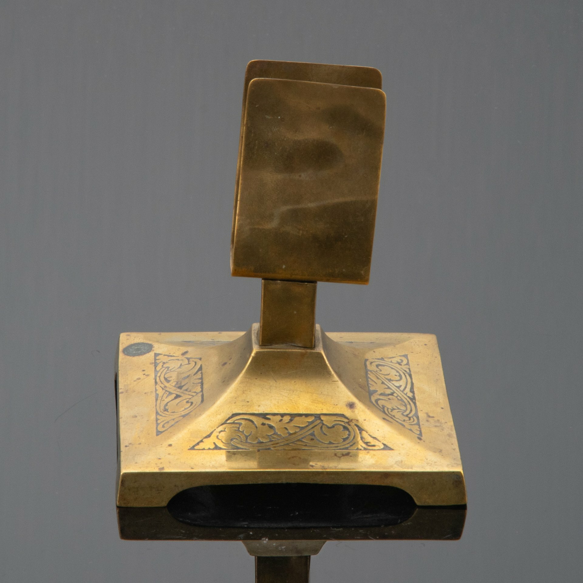 Спичечница с растительным орнаментом на основании, патентные клейма "GESCHÜTZT/DEPOSE"