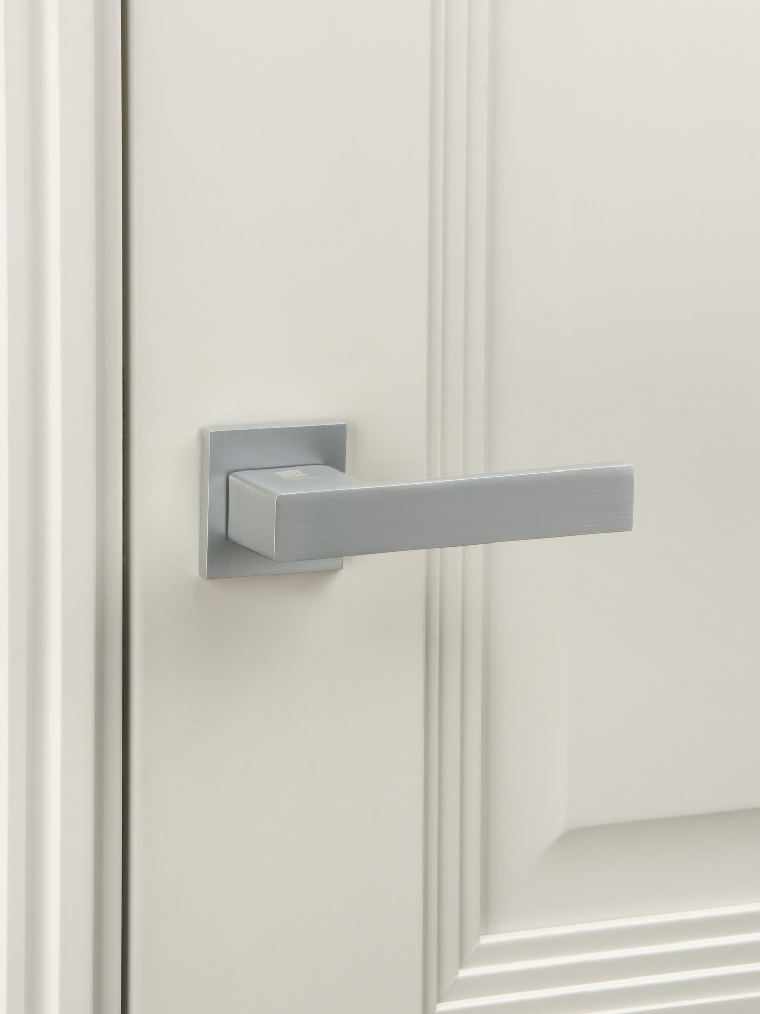 Ручка дверная на тонкой розетке BUSSARE Canto NOVO A-18-40 M.CHROME | хром