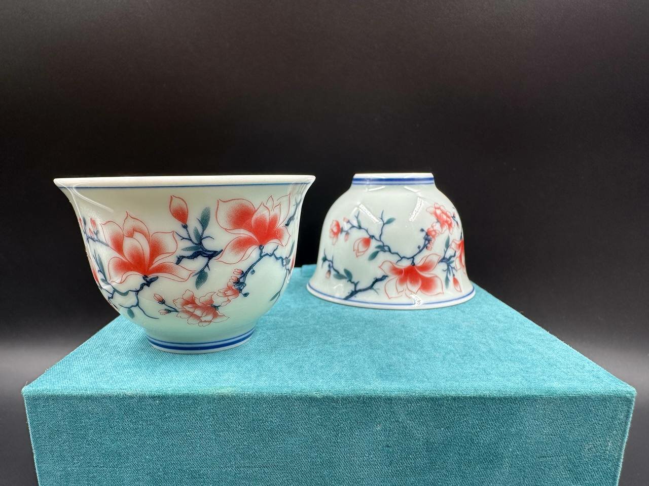 Пиала "Красная магнолия", 60мл. Рисунок на внешней и внутренней поверхности пиалы.