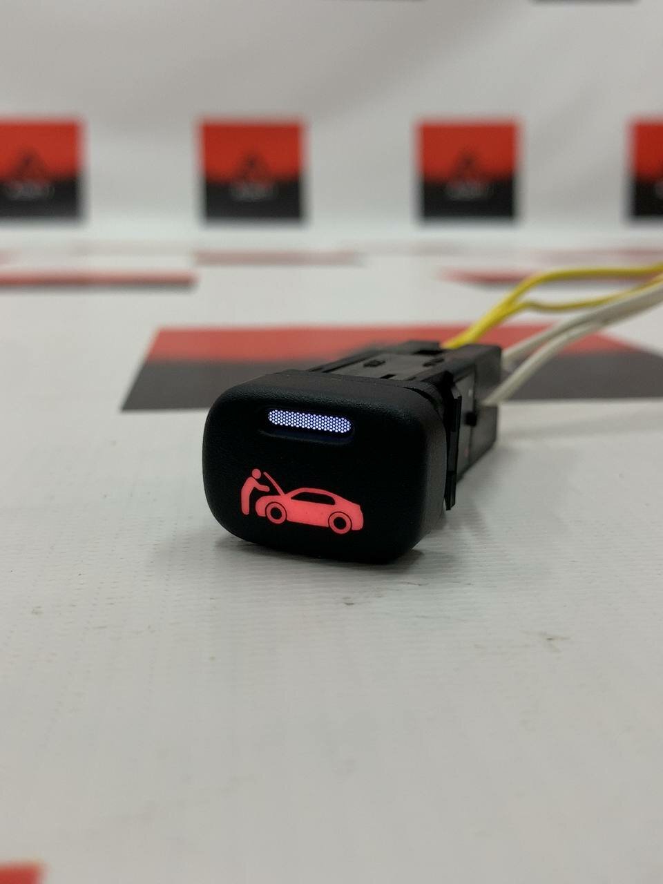 Кнопка включения подсветки под капотом для-2113,2114,2115,2110-2112, Нива Шевроле пересвеченная