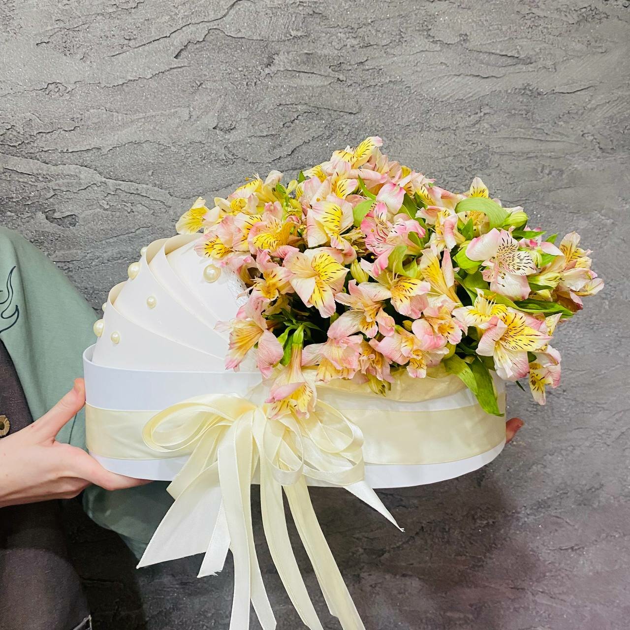 Нежный букет альстромерий в люльке на выписку из роддома. Цветы на рождение, крестины