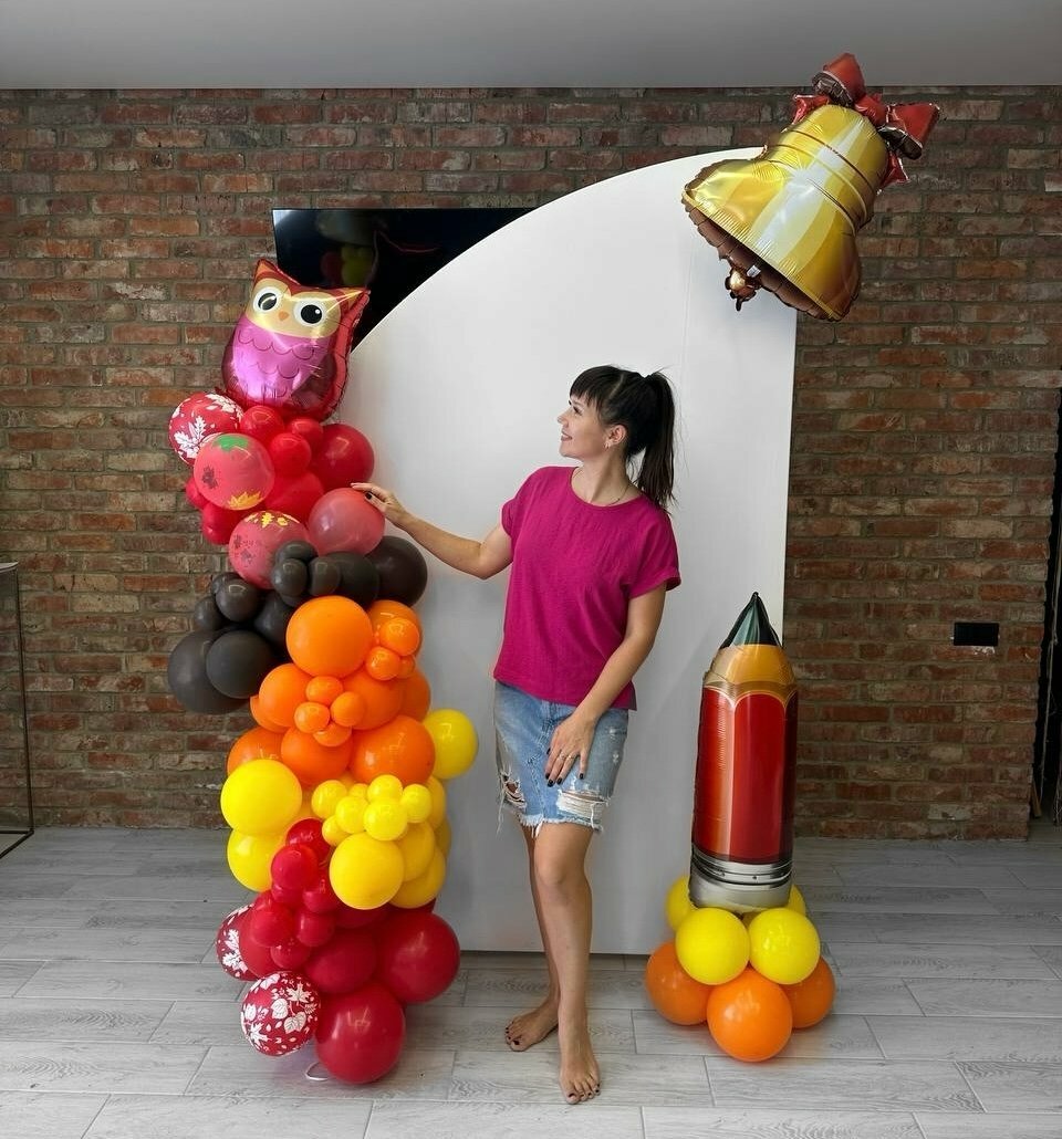 Фотозона из воздушных шаров «Осенний звонок»