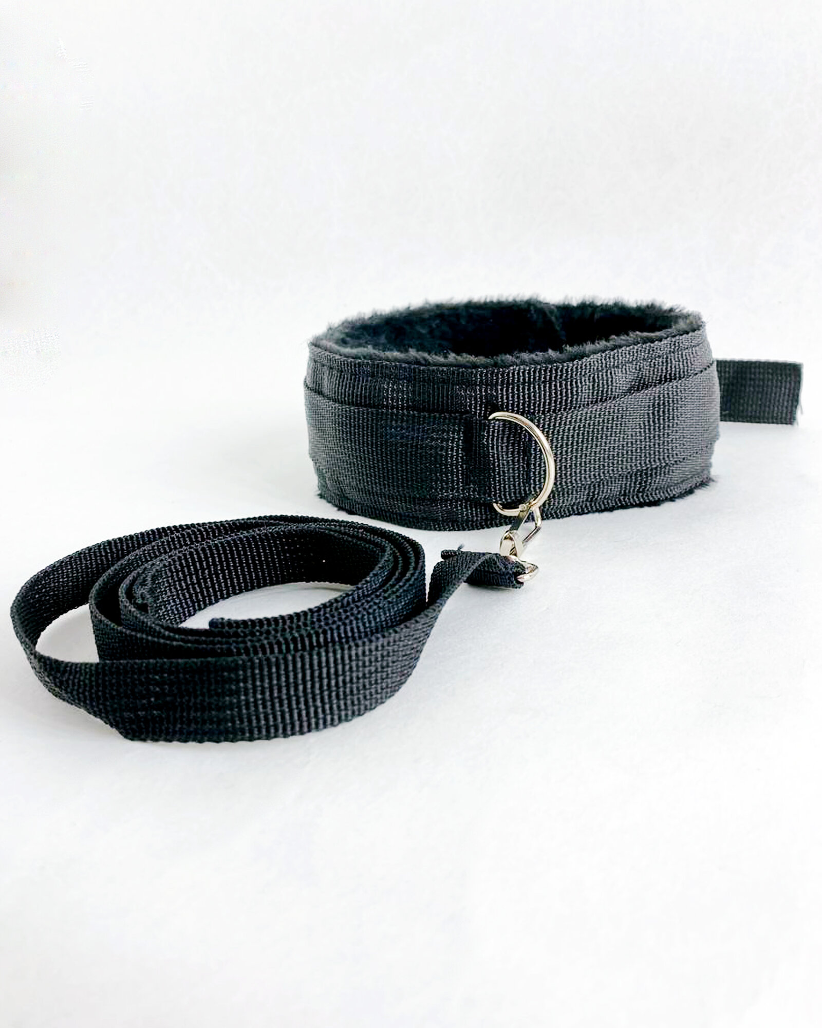 Мягкий ошейник БДСМ черный из ткани и меха с регулируемой длиной до 6 см