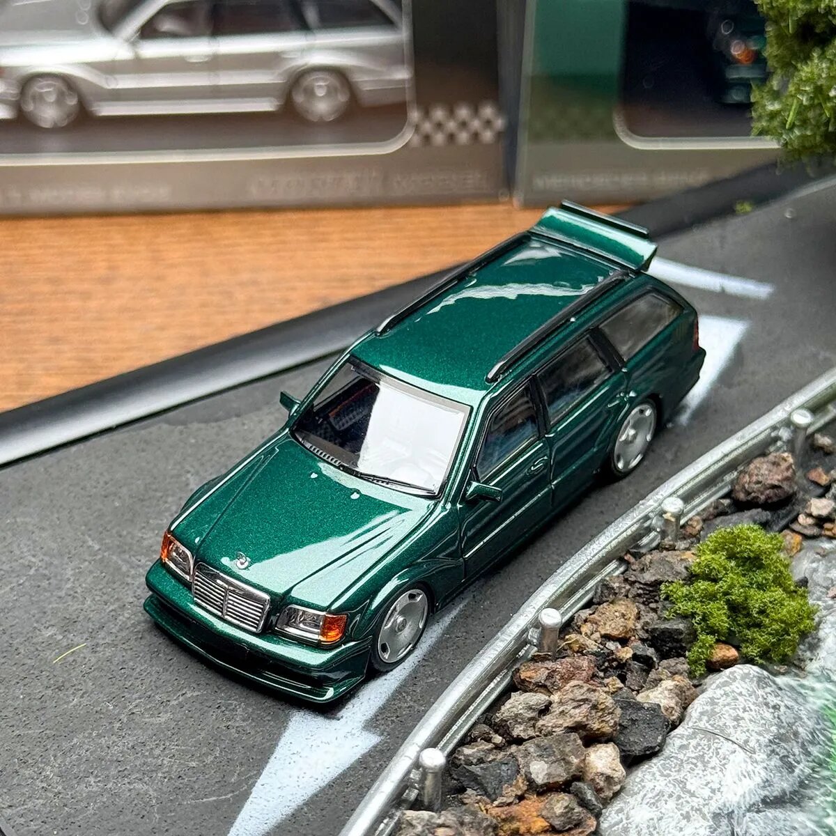 Mortal 1:64 Mercedes-Benz S124 MODEII EVO2 Wagon Легковая модель автомобиля
