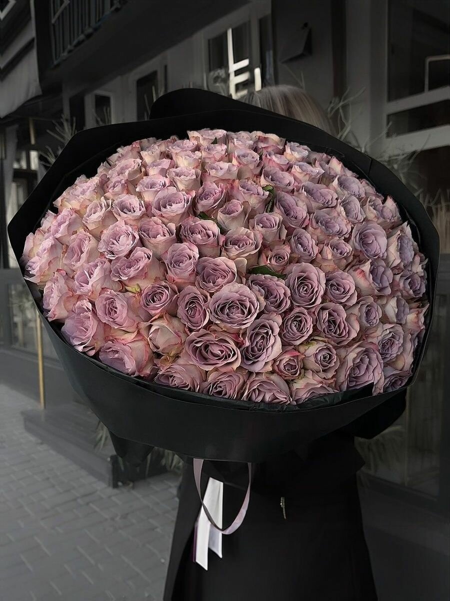 101 роза сиреневого цвета