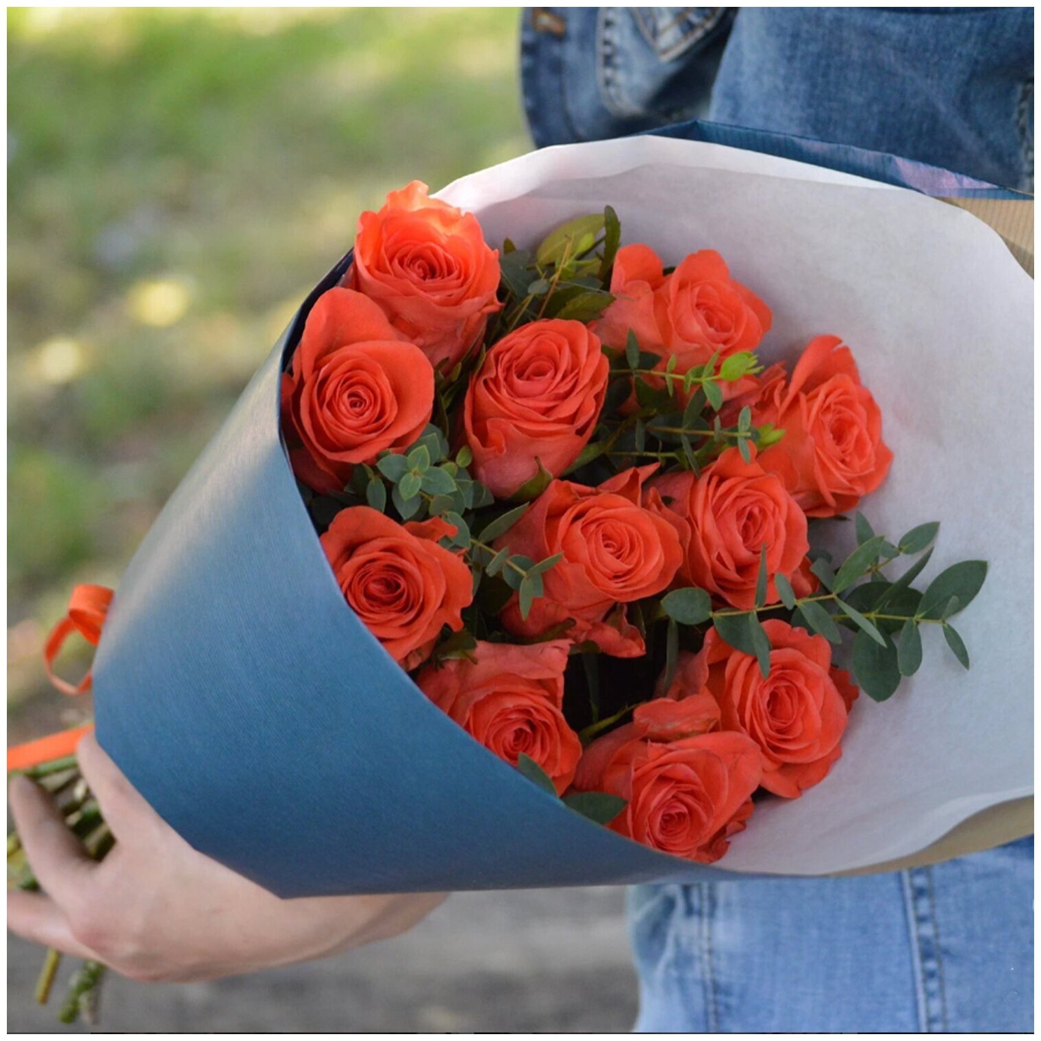 Букет «11 коралловых роз с эвкалиптом»