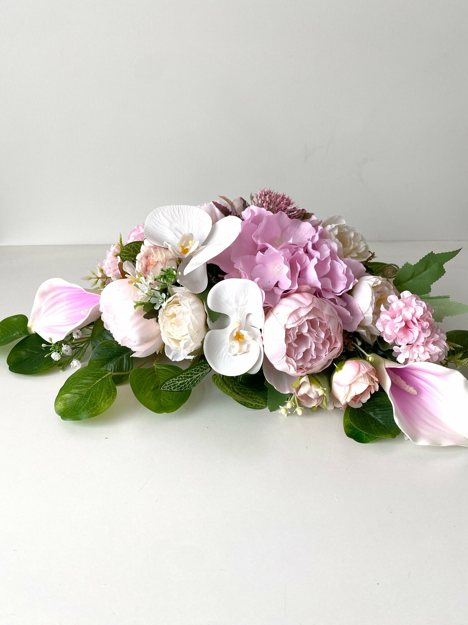 Композиция из искусственных цветов на стол-пионы, розы, гортензии, каллы от ФлораВи