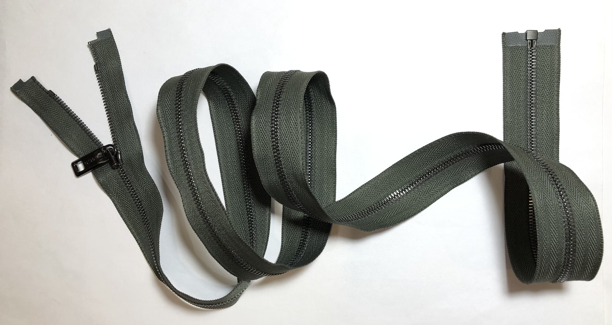 Молния металлическая разъёмная зелёная-основа / тёмн. никель- звено и бегунок с логотипом на хвостике SportMax Т3 - 90см (1зам.) 1шт. Италия