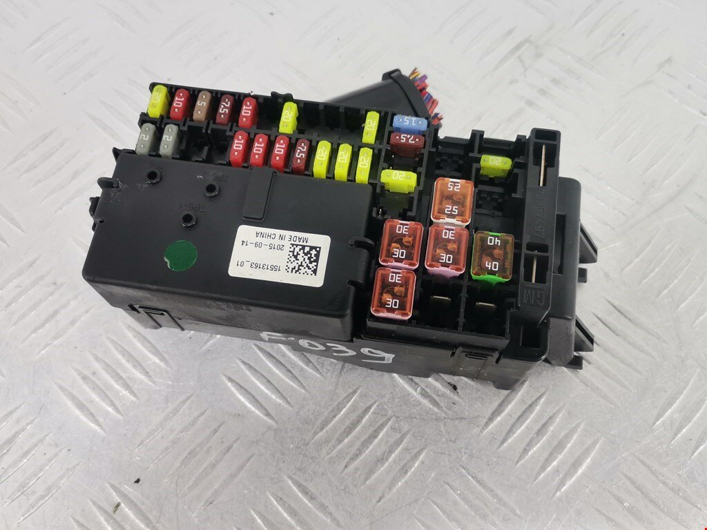 Блок предохранителей Opel Astra K 15513163 арт. 1692163