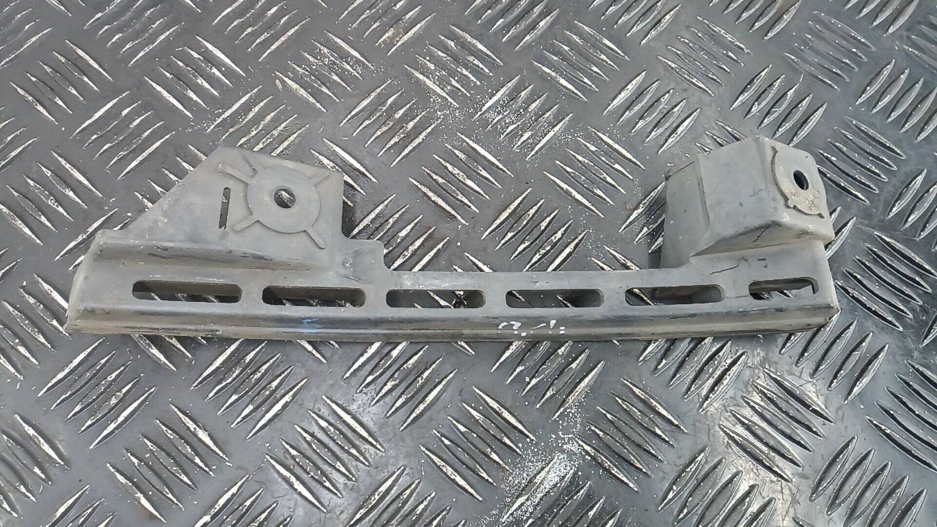 Крепление бампера переднее VOLKSWAGEN CADDY 3