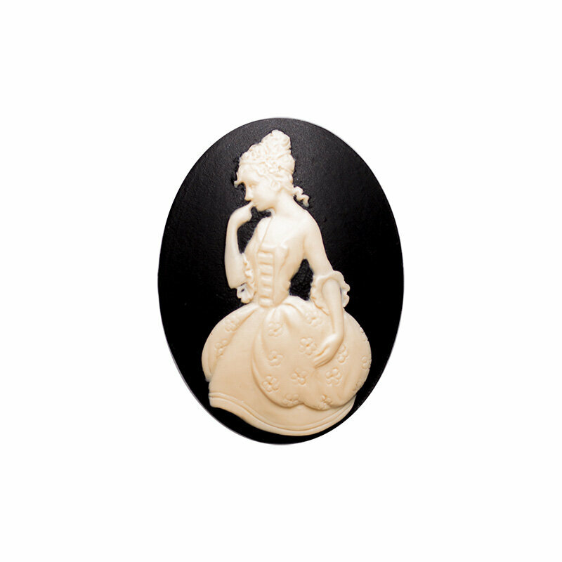 Камея акриловая, 40х30мм, кокетливая девушка, слоновая кость на черном, 1 шт.
