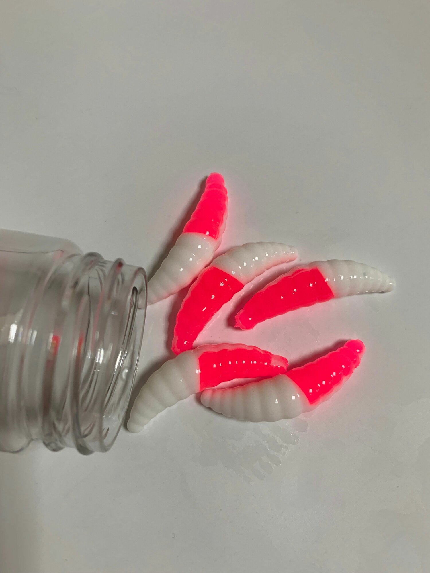 Мягкая силиконовая приманка Maggot 40 для форели , цвет Бело-Розовый, уп. 10 шт.