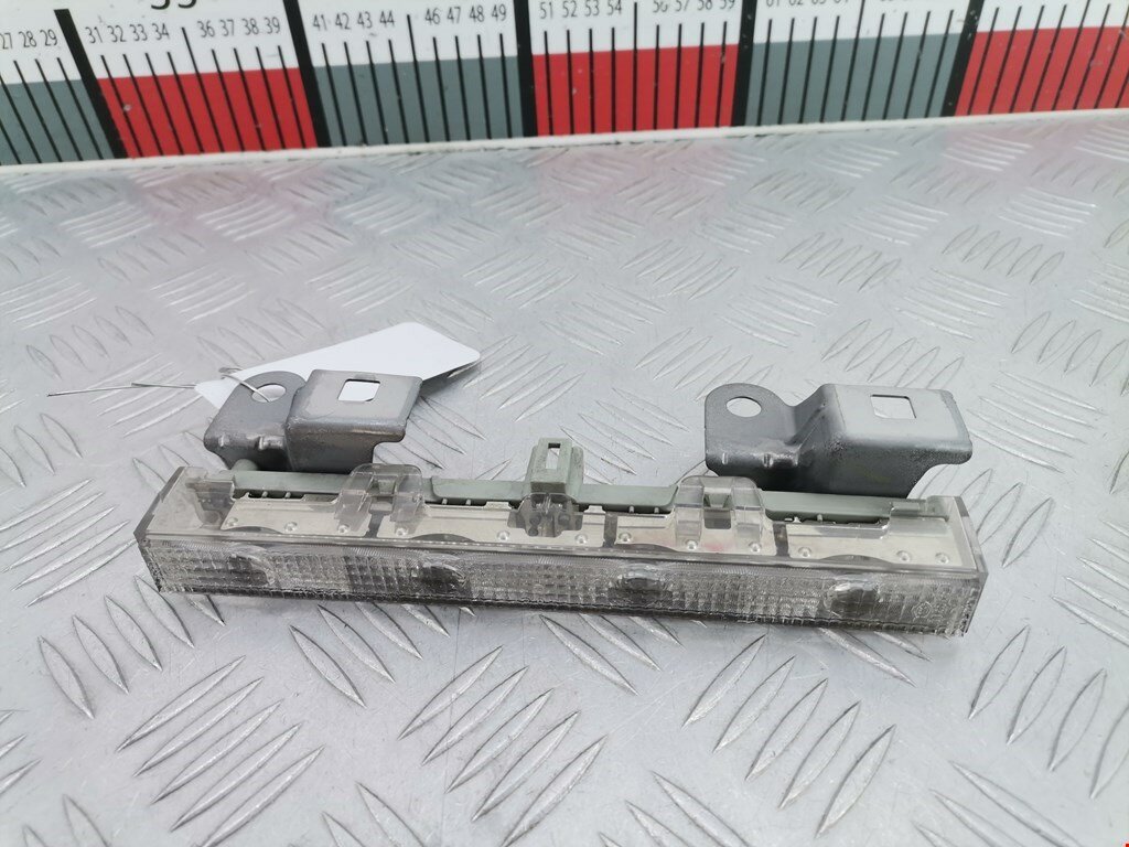 Фонарь дополнительный тормозной (стоп-сигнал) Toyota Auris 1 (E150) 8100612010 арт. 2026020