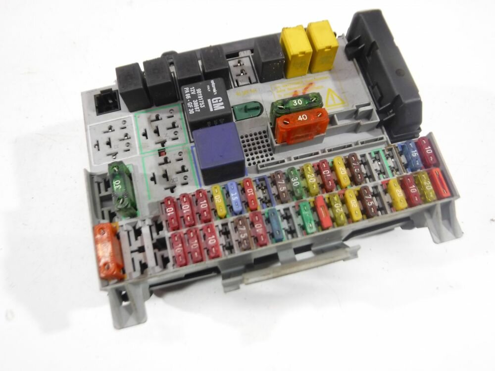 Блок предохранителей Opel Astra G 90589965