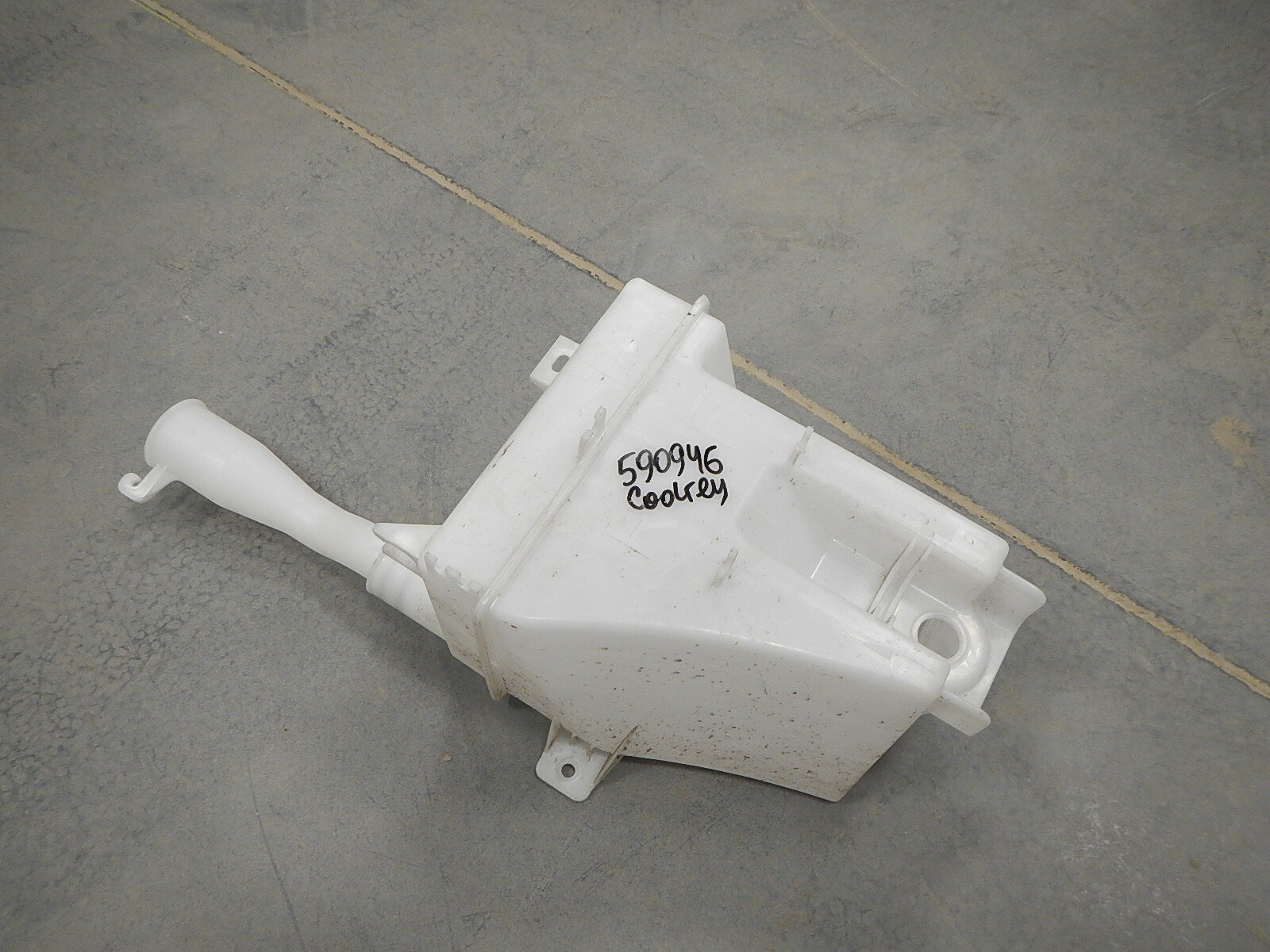 Б/У Бачок омывателя лобового стекла, Geely (Джили)-COOLRAY (20-) GEELY COOLRAY (20-) 23- Небольшая деформация. 590946 GEE...