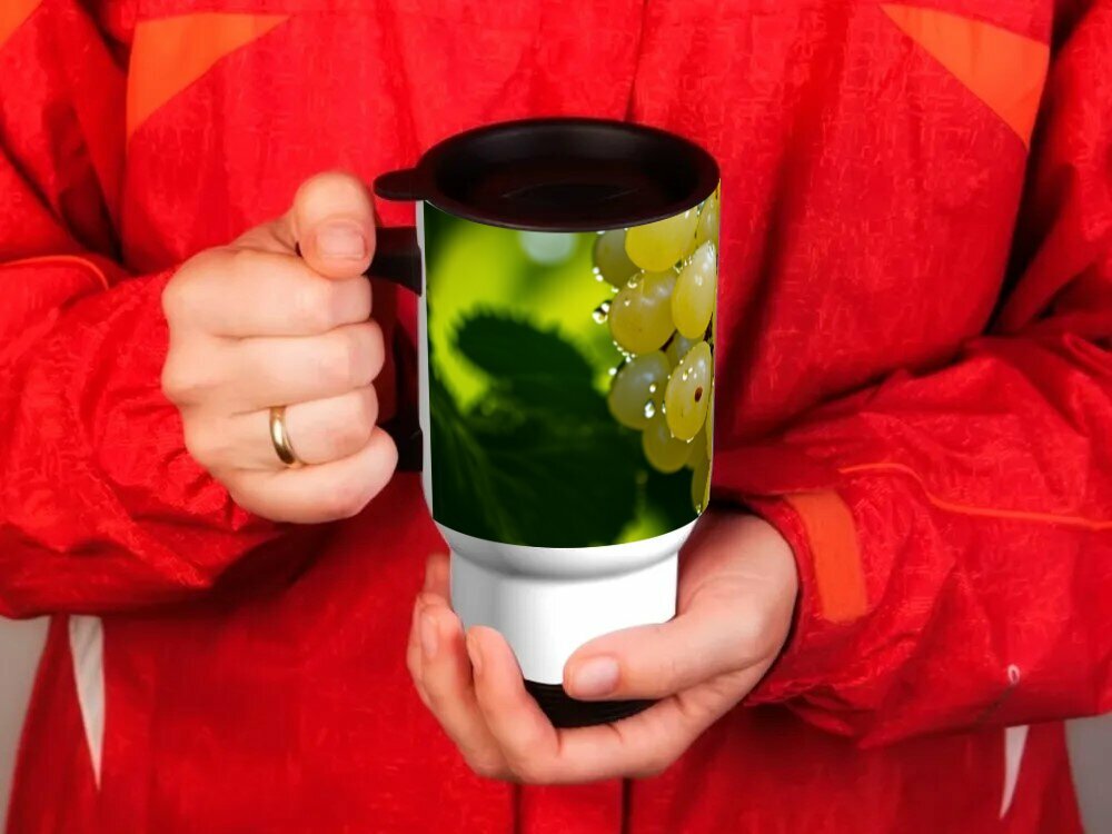 Тремокружка для авто с принтом "Крупный план спелых белых смородин, покрытых капельками воды, на фоне зеленых листьев. Освещение мягкое, с солнечными бликами, создающее свежую атмосферу." 0.5 л.