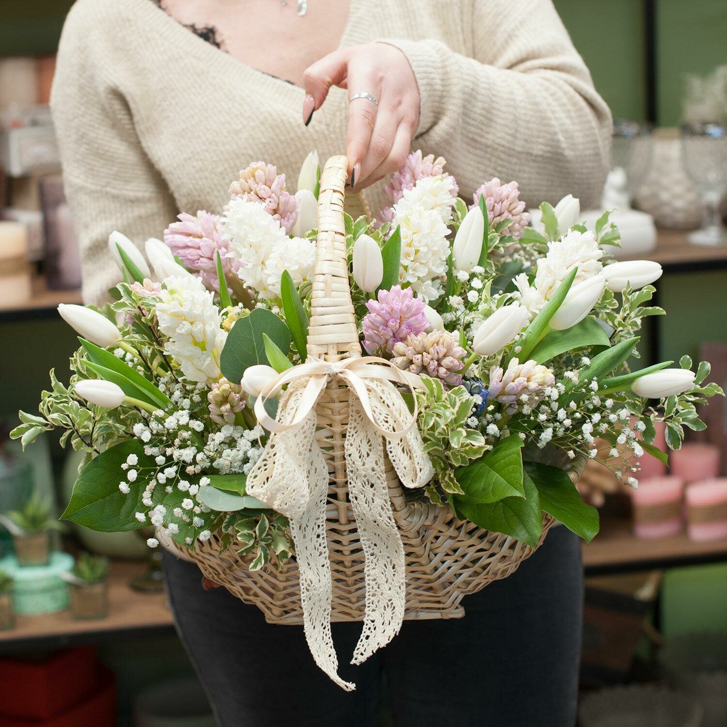 Корзина с цветами Charlotte "Кокетка", гиацинт, тюльпан, питтоспорум, бело-розовая