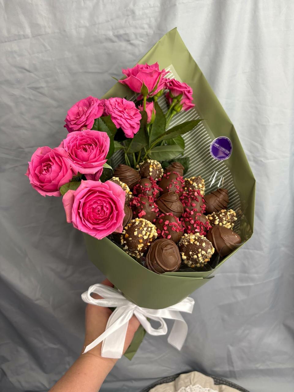 New. Букет из клубники с розами коллекция "Amoure" небольшой с бесплатной открыткой