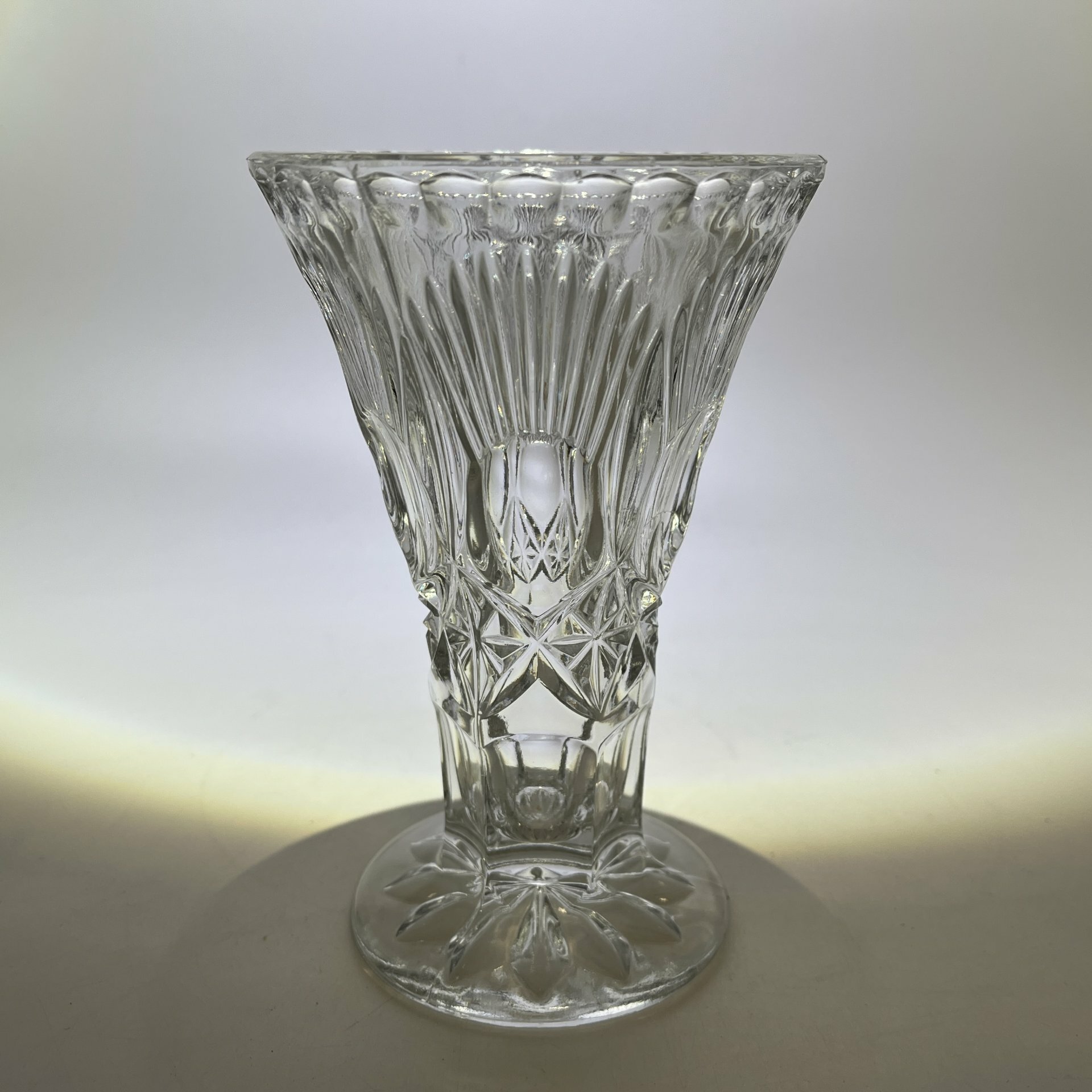 Миниатюрная ваза с резным декором, хрусталь, пресс, Россия, 2000-2010 гг.