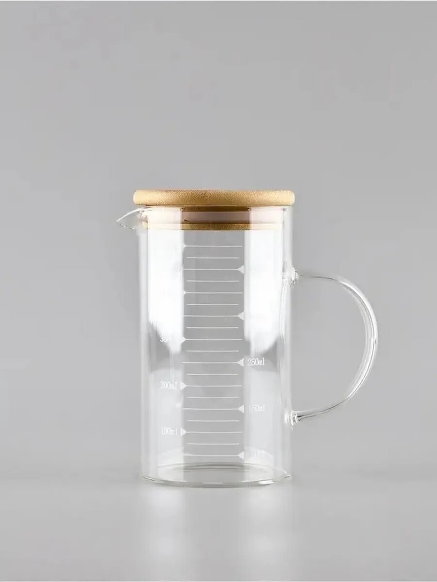 Яркий кувшин из пластика для напитков