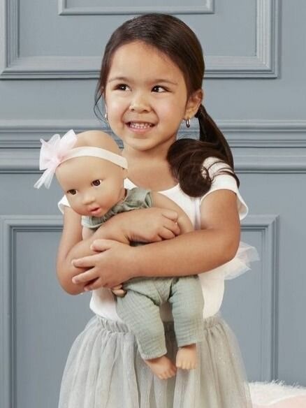 LULLABABY (BATTAT) Кукла-пупс 35 см в зелёном комбинезоне и головной повязкой с бантом