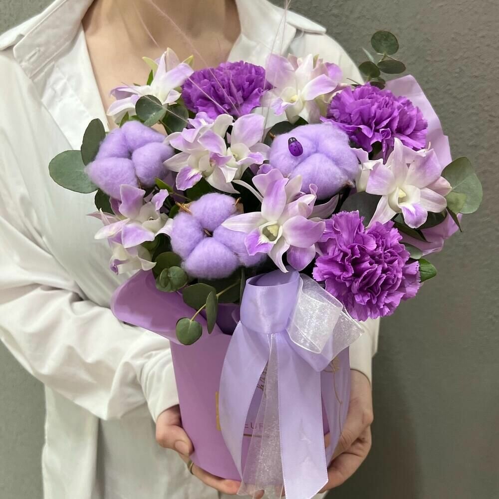 Коробка с орхидеями, хлопком и диантусами