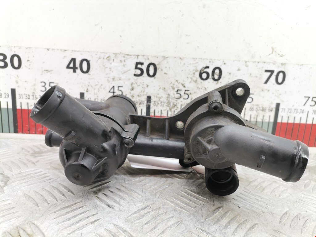 Корпус термостата Volkswagen Golf 5 03C121118D арт. 2175451