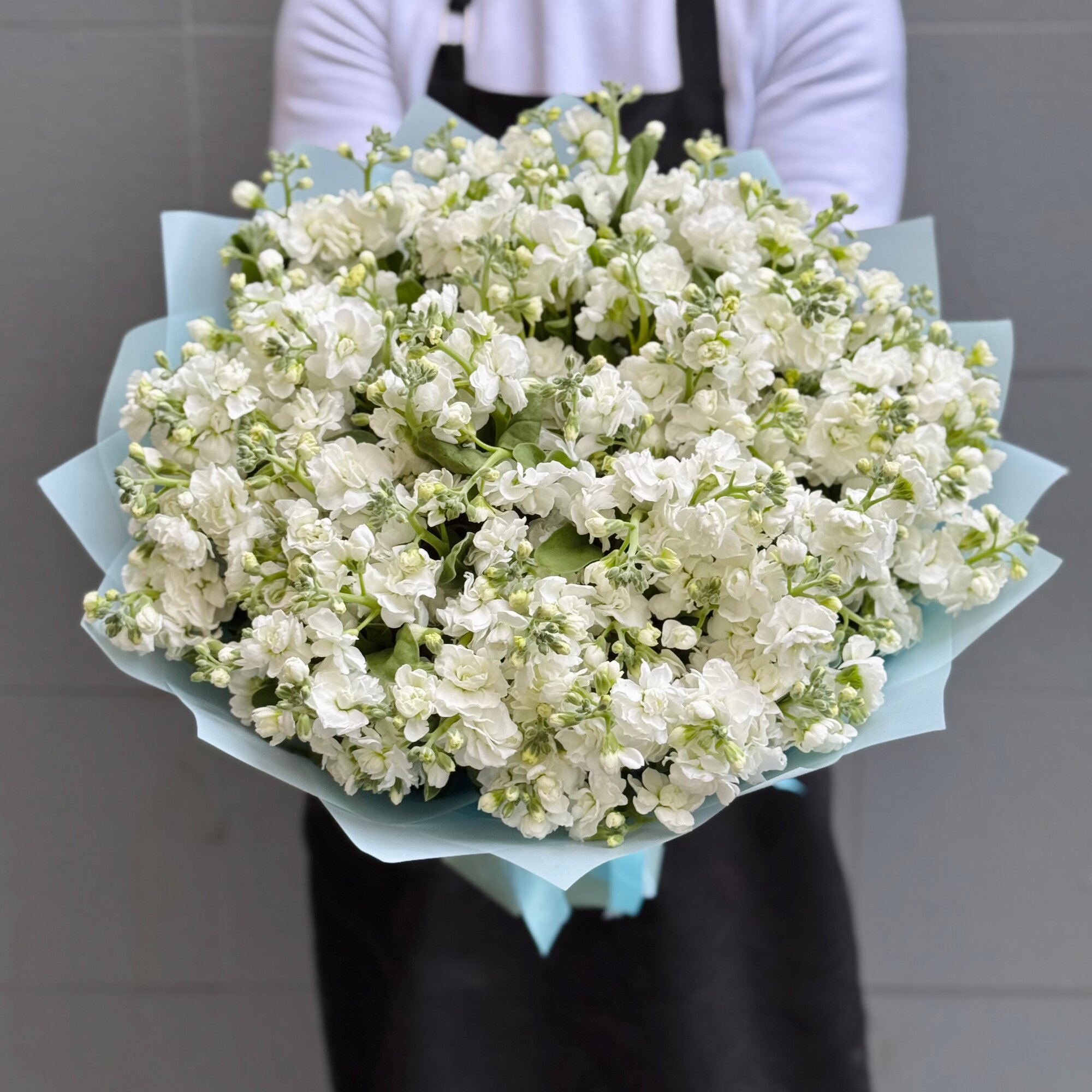 Букет "Ароматные белые маттиолы" от Rybe-Flowers, монобукет, 50 см, 29 цветов, белый