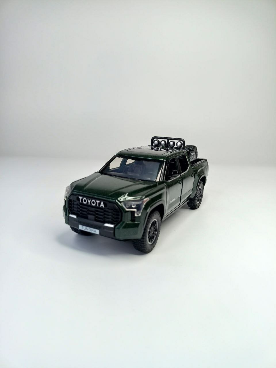 Коллекционная машинка игрушка металлическая Toyota tundra для мальчиков масштабная модель 1:24 зеленый