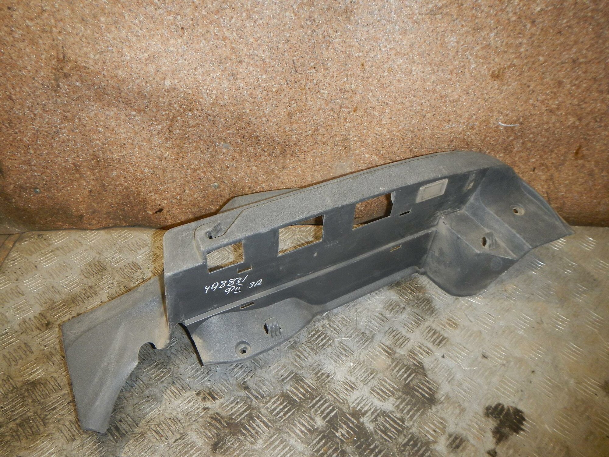 Б/У Держатель полки, Ford (Форд)-FOCUS 2 (05-08) FORD FOCUS 2 (05-08) 3дв правый Грязный, царапины. 498831 FORD арт. 1435322