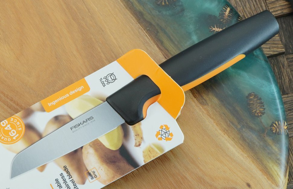 Овощной кухонный нож Fiskars Functional Form Peeling Knife 80 мм