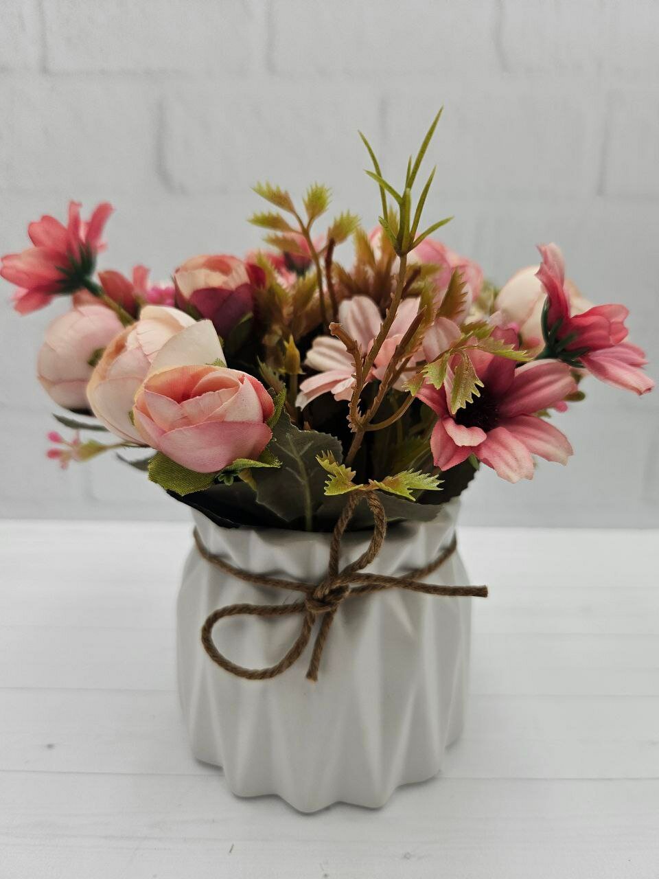 Красивая композиция из искусственных цветов "Анжелика 2", декор для офиса и дома.