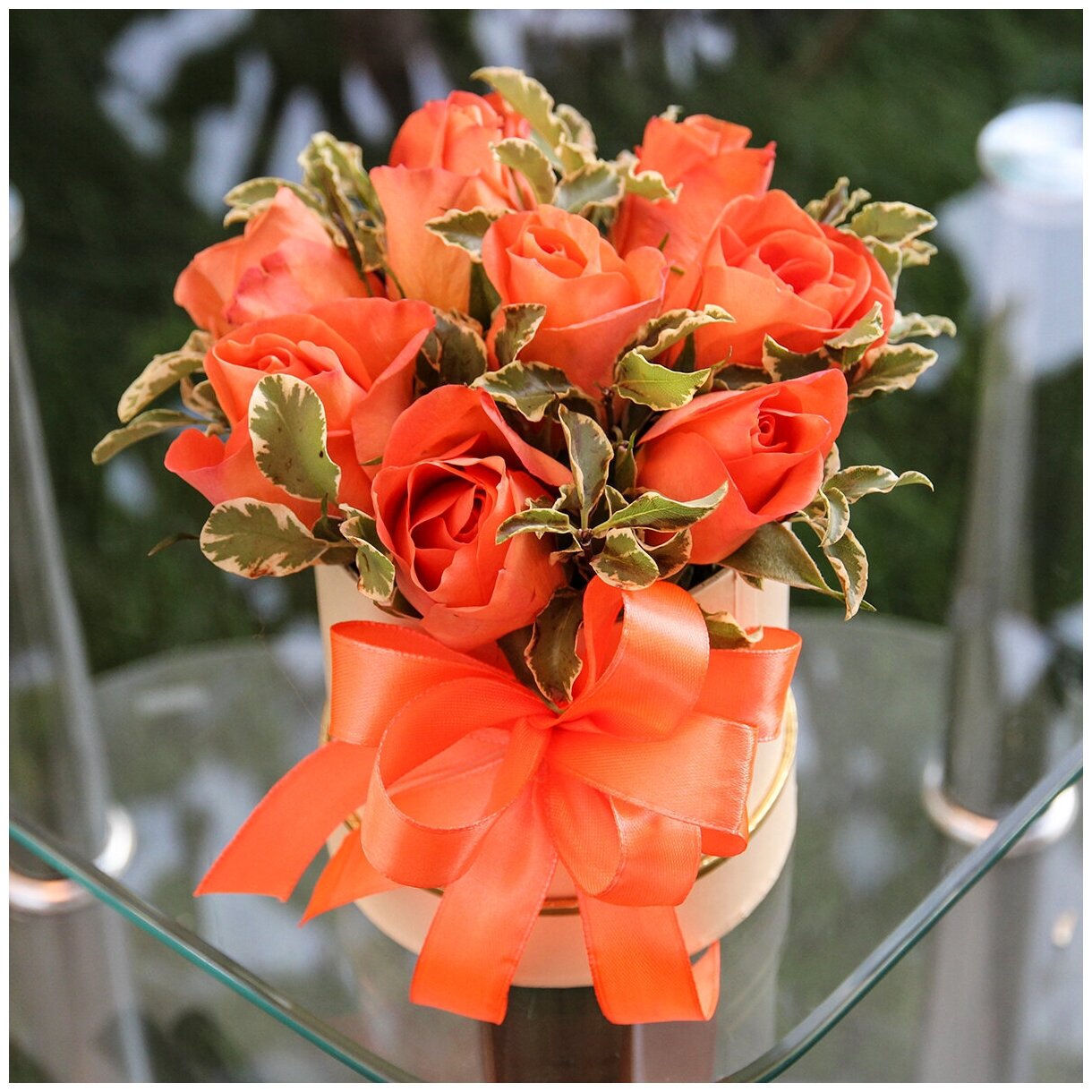 9 оранжевых роз с зеленью в коробке