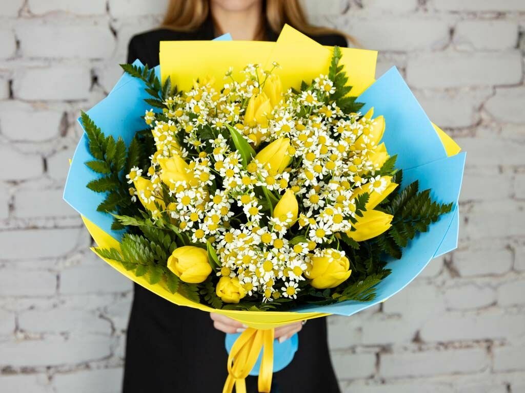 Букет 15 желтых тюльпанов с ромашками