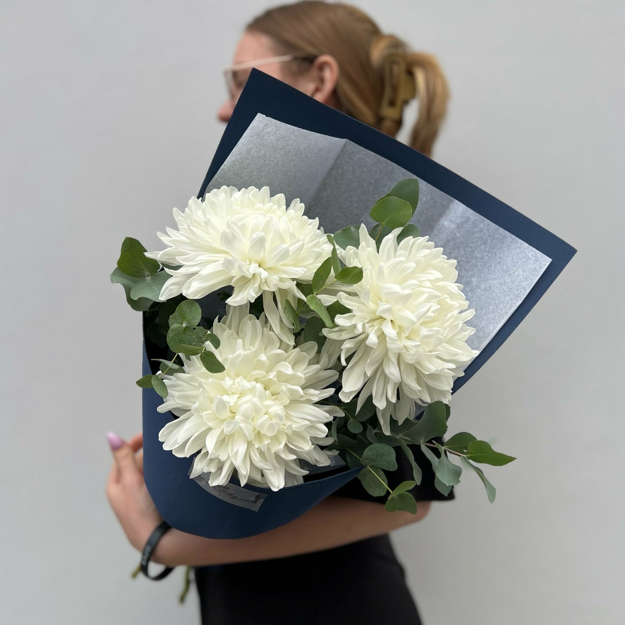 Букет «Чехов» (3 хризантемы антонов с эвкалиптом в фоамиране)