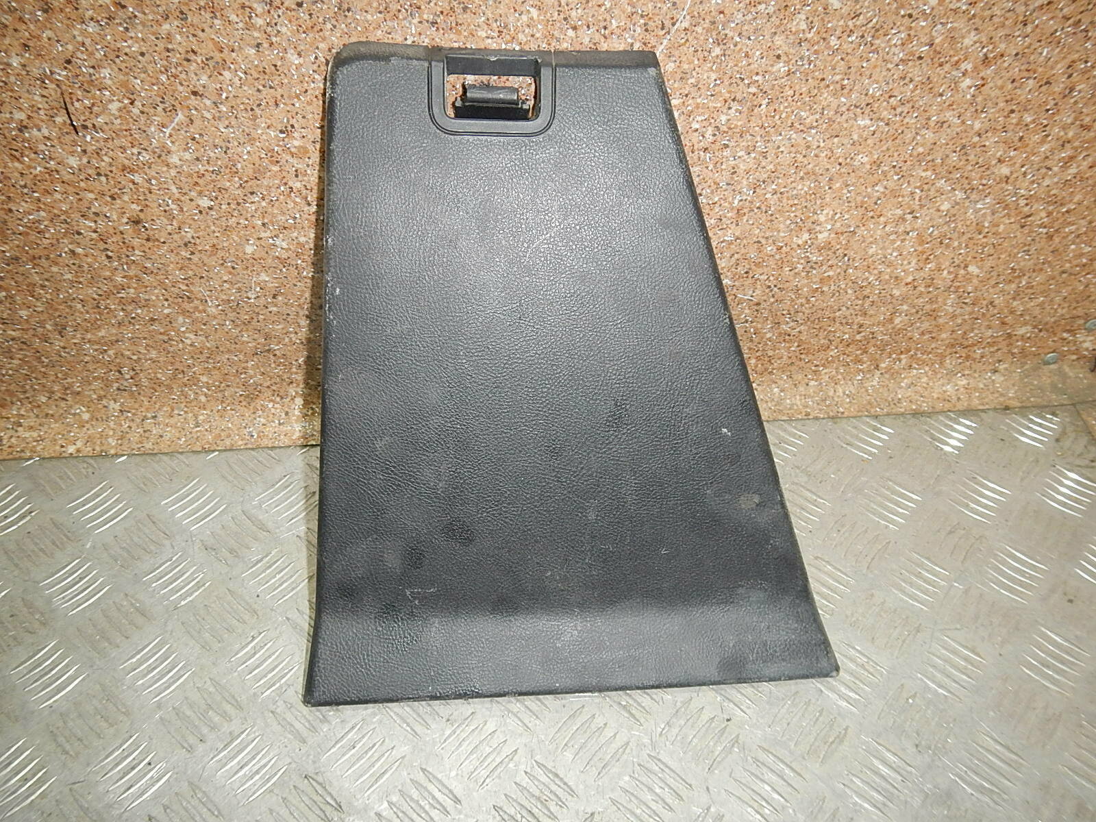 Б/У Накладка обшивки багажника левая, Land Rover (Ленд Ровер)-Дискавери 3 LAND ROVER DISCOVERY 3 (04-09) Царапины. 28039...