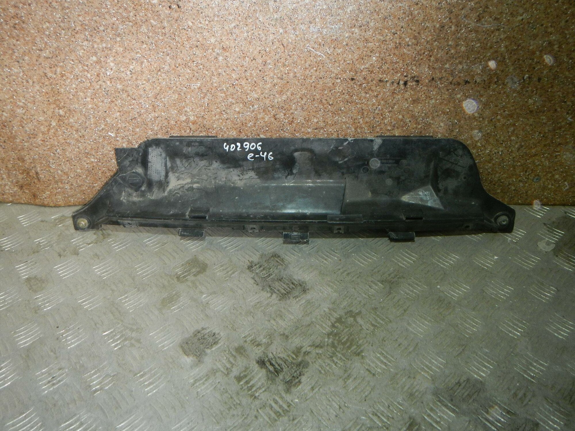 Б/У Накладка (кузов наружный), BMW (БМВ)-3 (E46) (98-05) BMW 3 (E46) (98-05) Кронештейн крепления жабо. Без видимых повре...