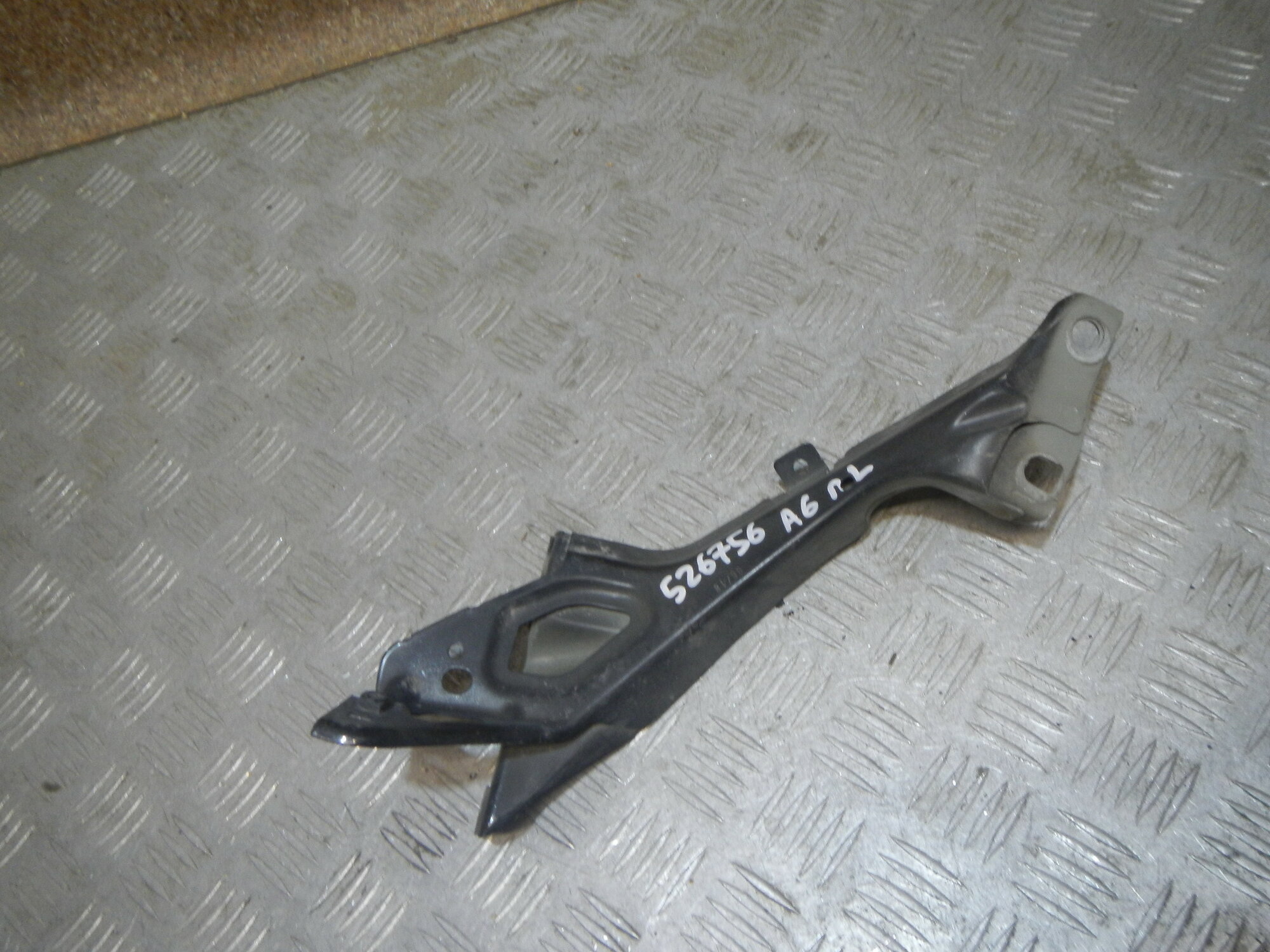 Б/У Кронштейн крепления крыла, Audi (Ауди)-A6 (C7) (11-18) AUDI A6 (C7) (11-18) левый Небольшая деформация. 526756 VAG ар...