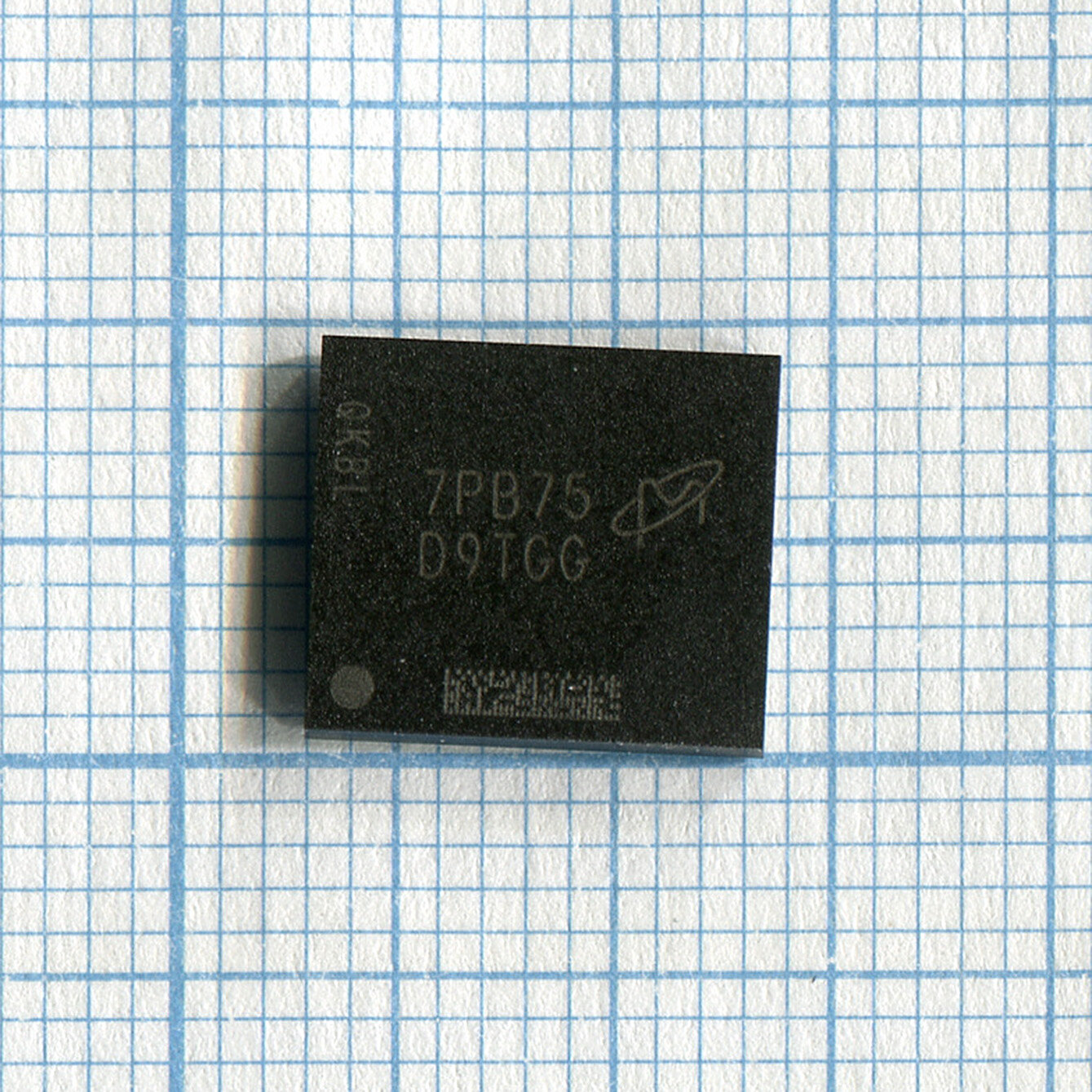 Оперативная память D9TGG MT40A512M8RH-083E: B DDR4 512 Мб с разбора