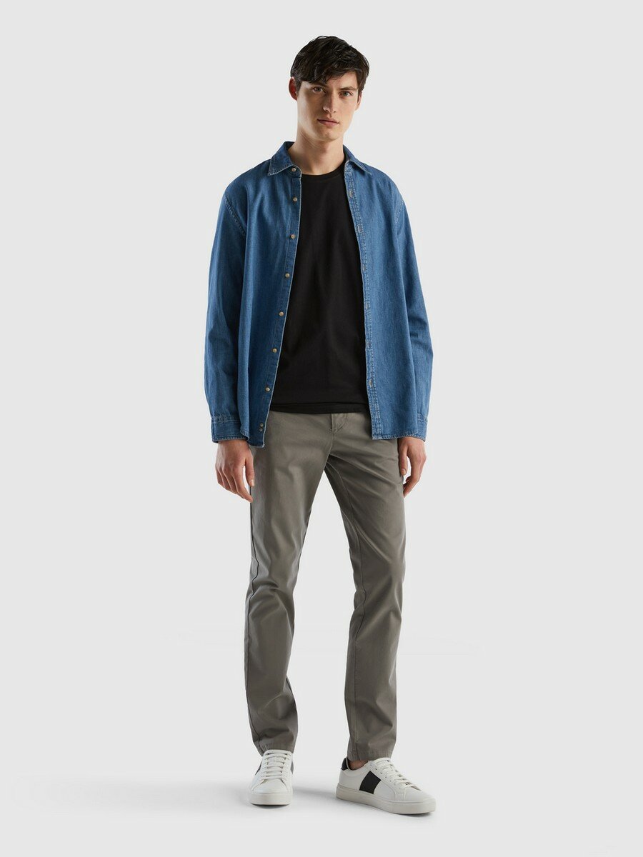 Брюки чинос