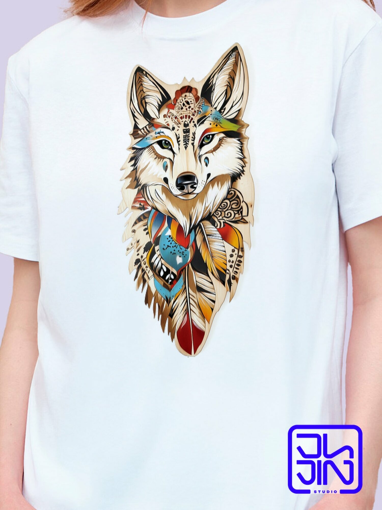 Футболка классическая женская с авторским принтом Этнический разноцветный волк с пестрыми перьями в стиле граффити, белый хлопковый трикотаж с прикольным рисунком на груди
